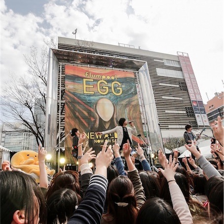 flumpool、"EGG"の中からサプライズ登場！ゲリラライブ敢行に"ぐでたま"も乱入！ | POPSCENE - ポップシーン