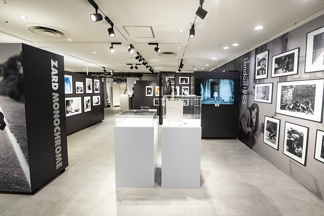 ZARD、35周年記念写真展 会場写真公開！ | POPSCENE - ポップシーン